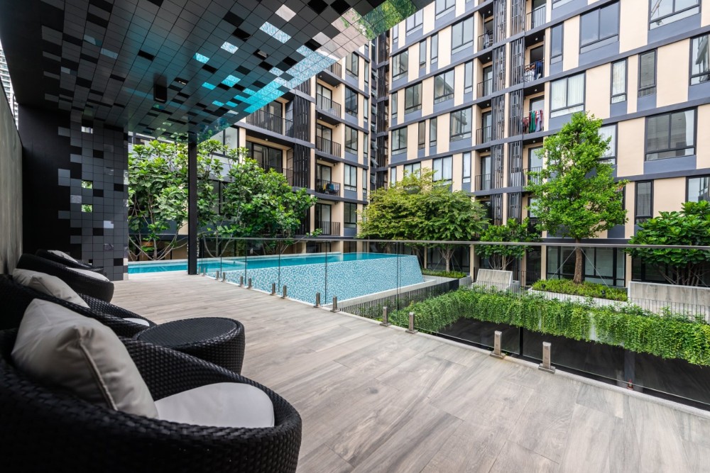 Scancondo | ให้เช่า Lyss Ratchayothin วิวสระว่ายน้ำ เฟอร์นิเจอร์บิ้วท์ ...